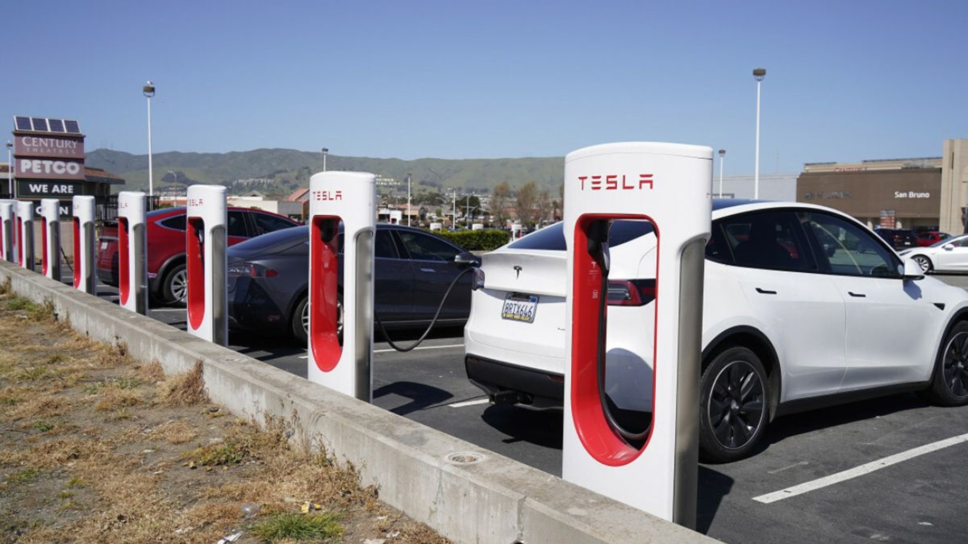 1,8 miliona aut Tesla z błędem w oprogramowaniu. "Ryzyko wypadku ...