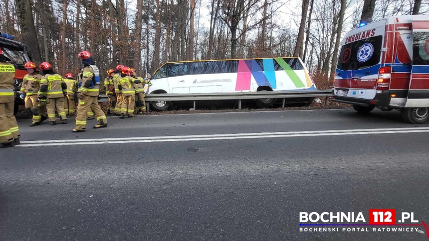 Kopalino pod Bochnią. Autobus w rowie, kierowca w szpitalu. Droga zablokowana, służby na miejscu ...