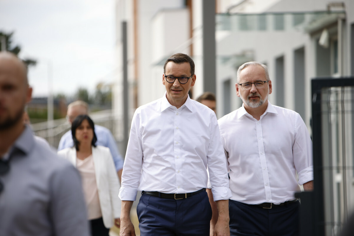 Adam Niedzielski pobity. Policja przekazała najnowsze informacje o sprawcach - Wiadomości Radio ZET
