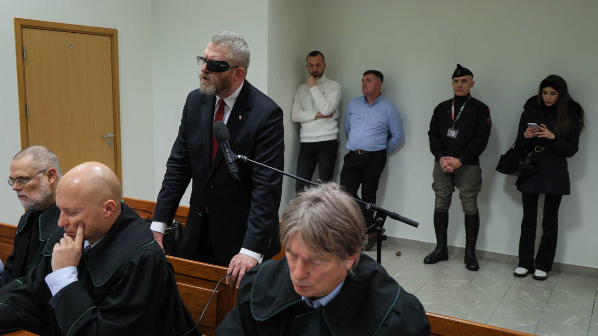 Braun stanął przed sądem. Politycy komentują: "Odczuje, że płaci za ...
