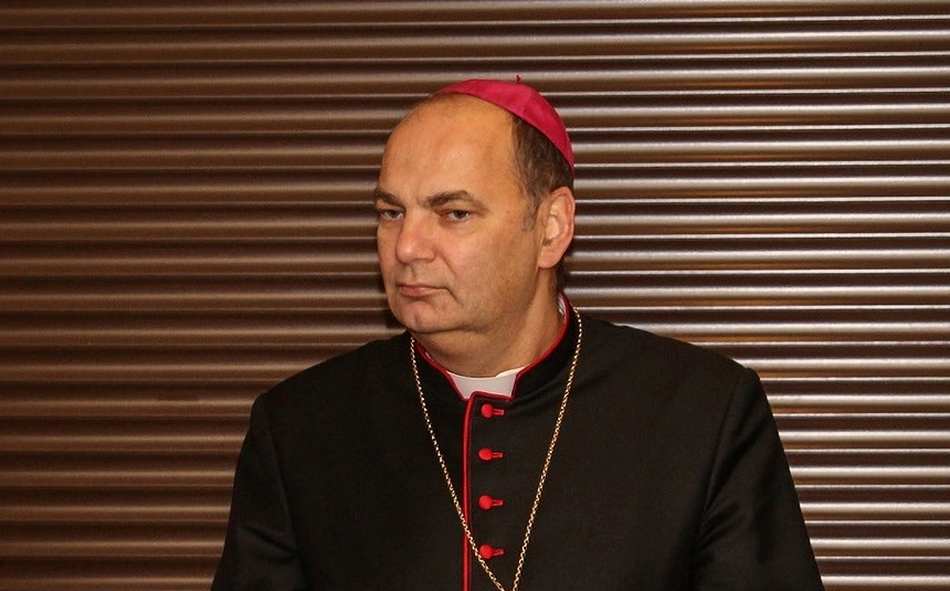 Biskup podał się do dymisji po seksaferze. Tyle dostanie "na rękę ...