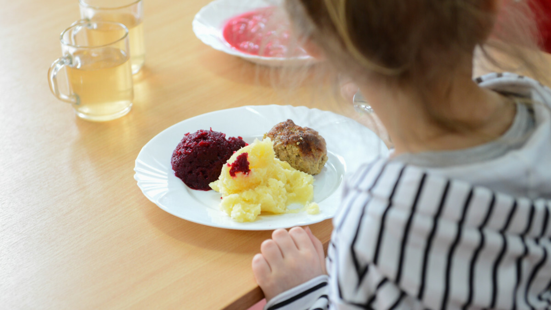Co zawierają tanie paluszki rybne? To "obowiazkowy" obiad w szkołach ...