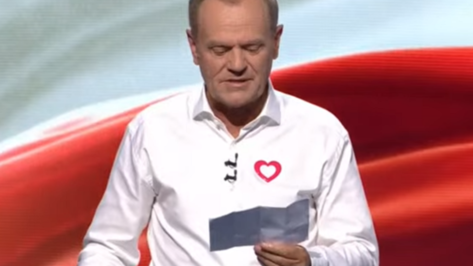 Donald Tusk wyjął kartkę w trakcie debaty. "Tego państwo nie widzieli w ...