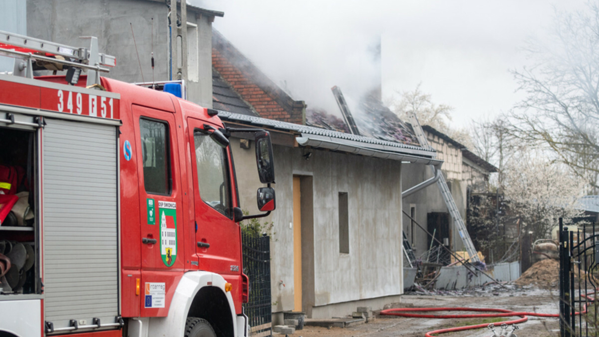Falniów. Zawalił się budynek gospodarczy. Strażacy: pod gruzami jest ...