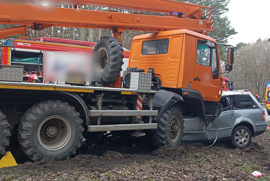Giżycko. Ciężarówka przygniotła auto osobowe. Nie żyje dwóch młodych ...
