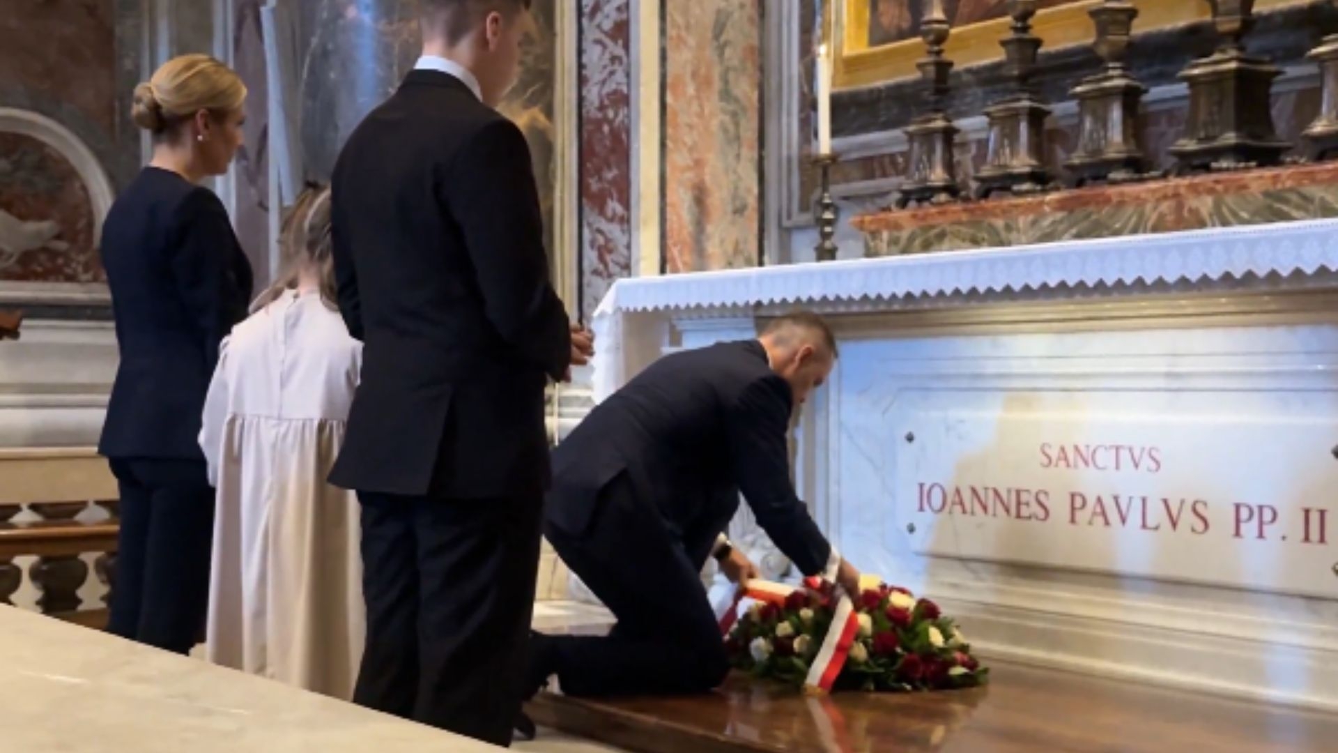 Karol Nawrocki rozpoczął wizytę we Włoszech. Symboliczny gest przy ...