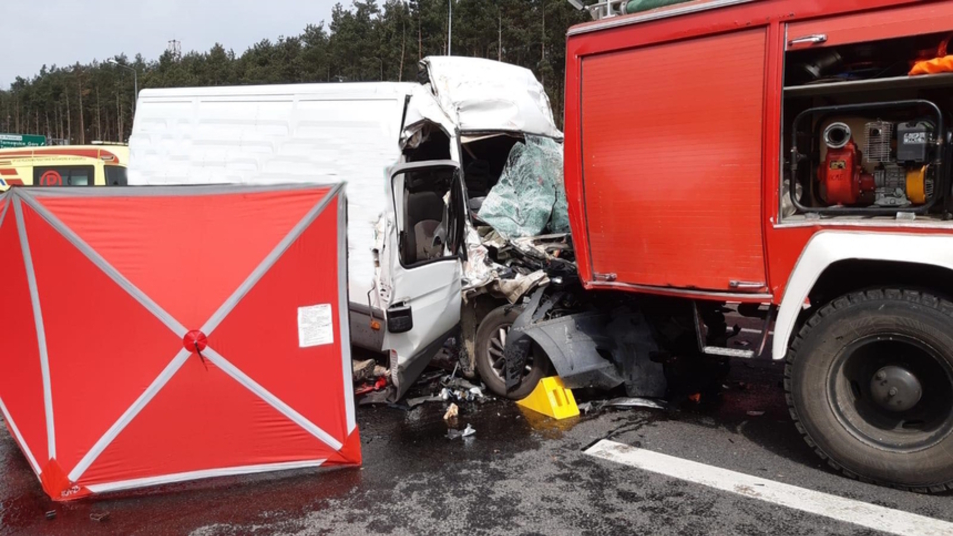 Mierzęcice. Makabryczne zderzenie z wozem strażackim. Nie żyją dwie ...