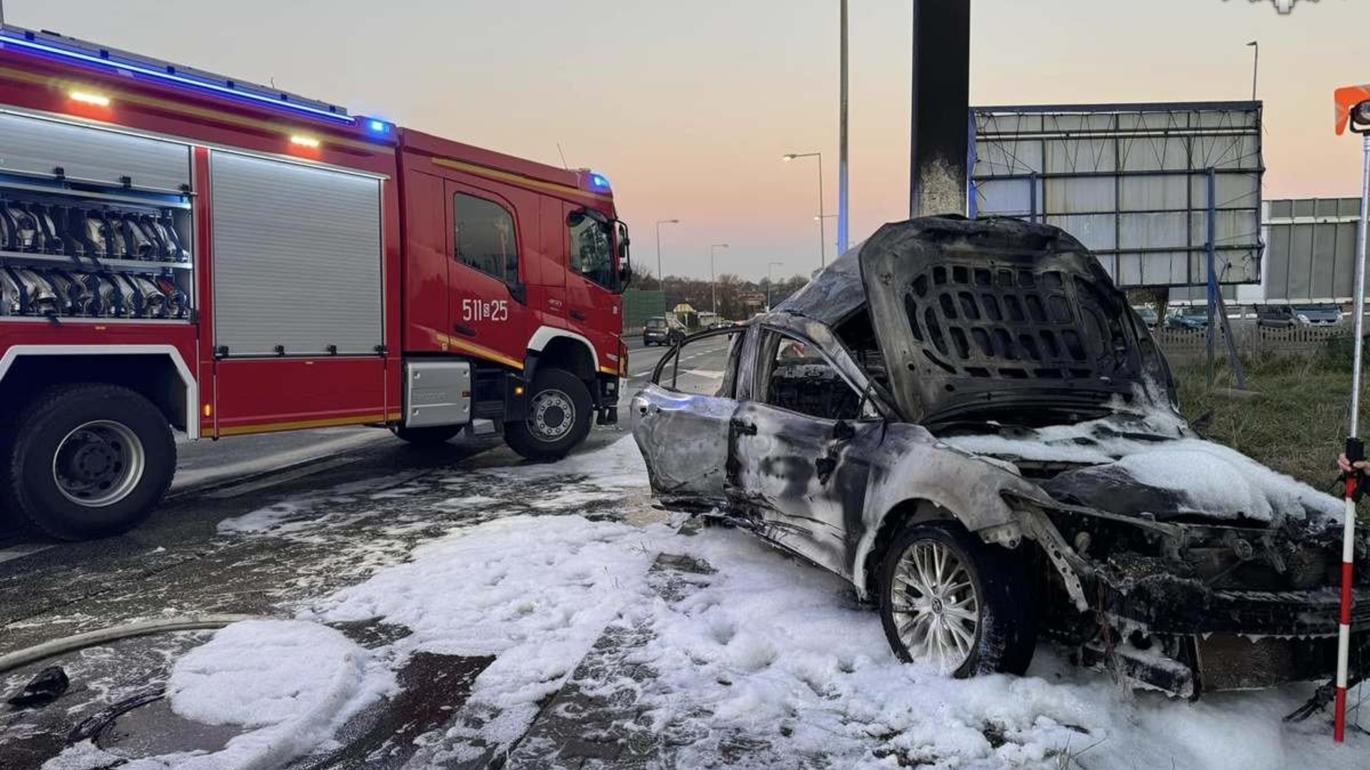 Mikołów. Samochód stanął w płomieniach po wypadku. Nie było szans na ...
