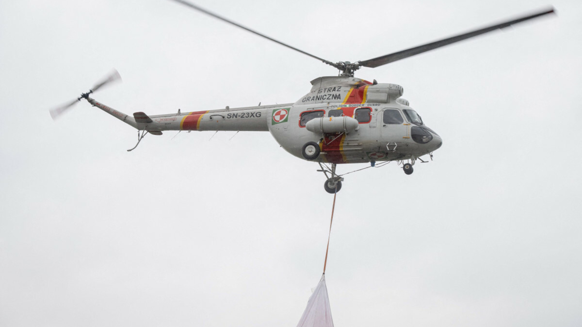 Dramatyczna walka o utrzymanie wału w Nysie. W akcji helikopter ...