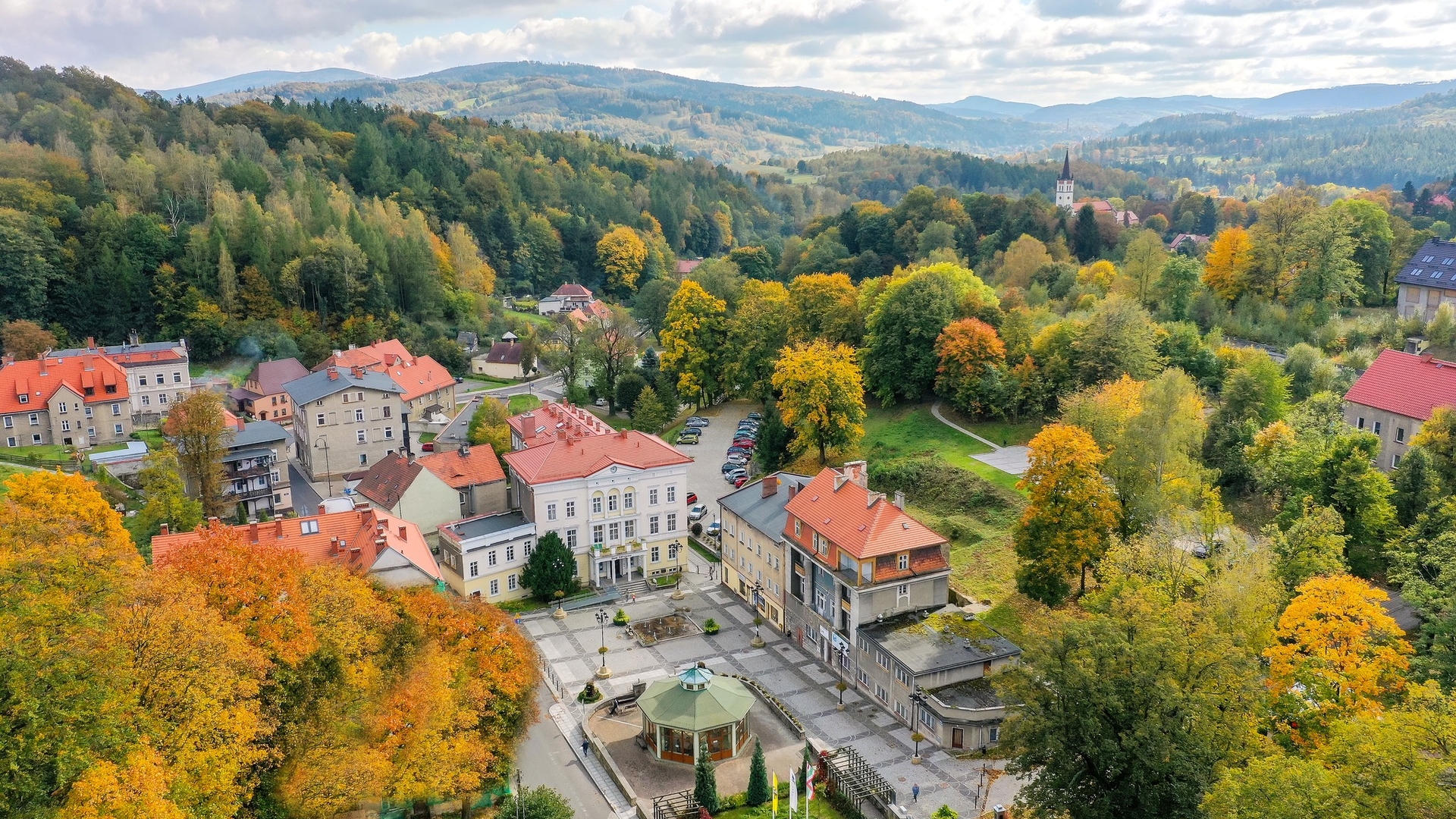 To bajkowe miasto otoczone górami. Turystom zapiera dech: "Cudownie ...