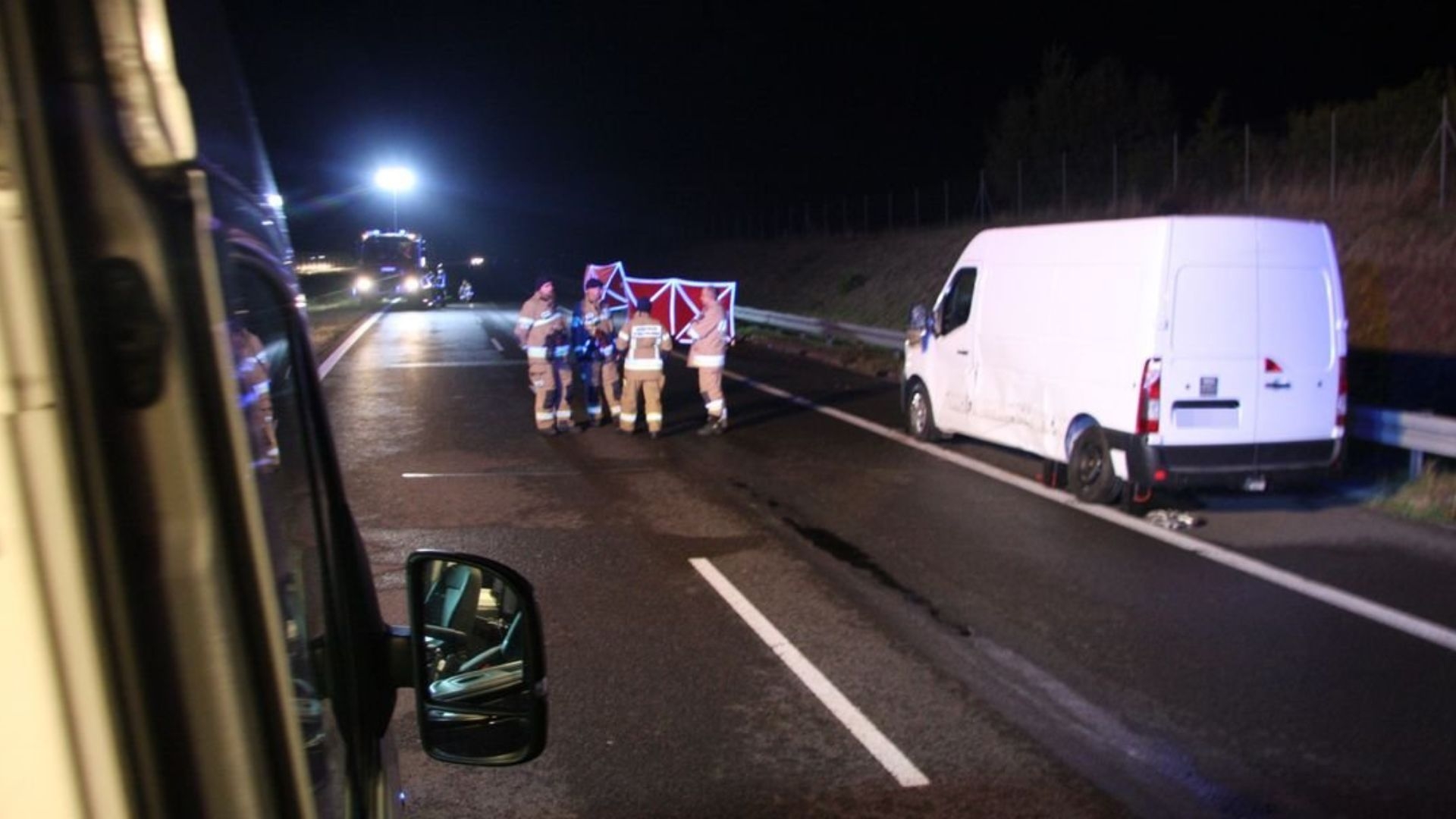 Nie żyją ojciec i syn, chwilę wcześniej zmieniali koło. Tragedia na S17 - Wiadomości Radio ZET