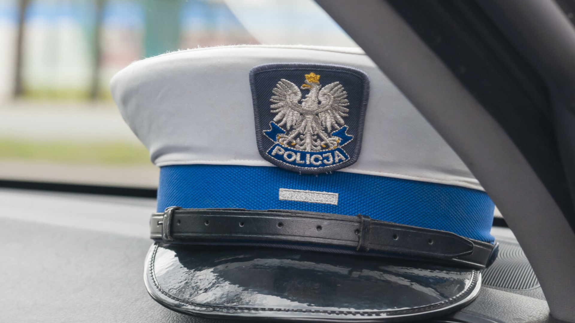 Pijani policjanci wjechali radiowozem w ogrodzenie. Sprawę bada ...