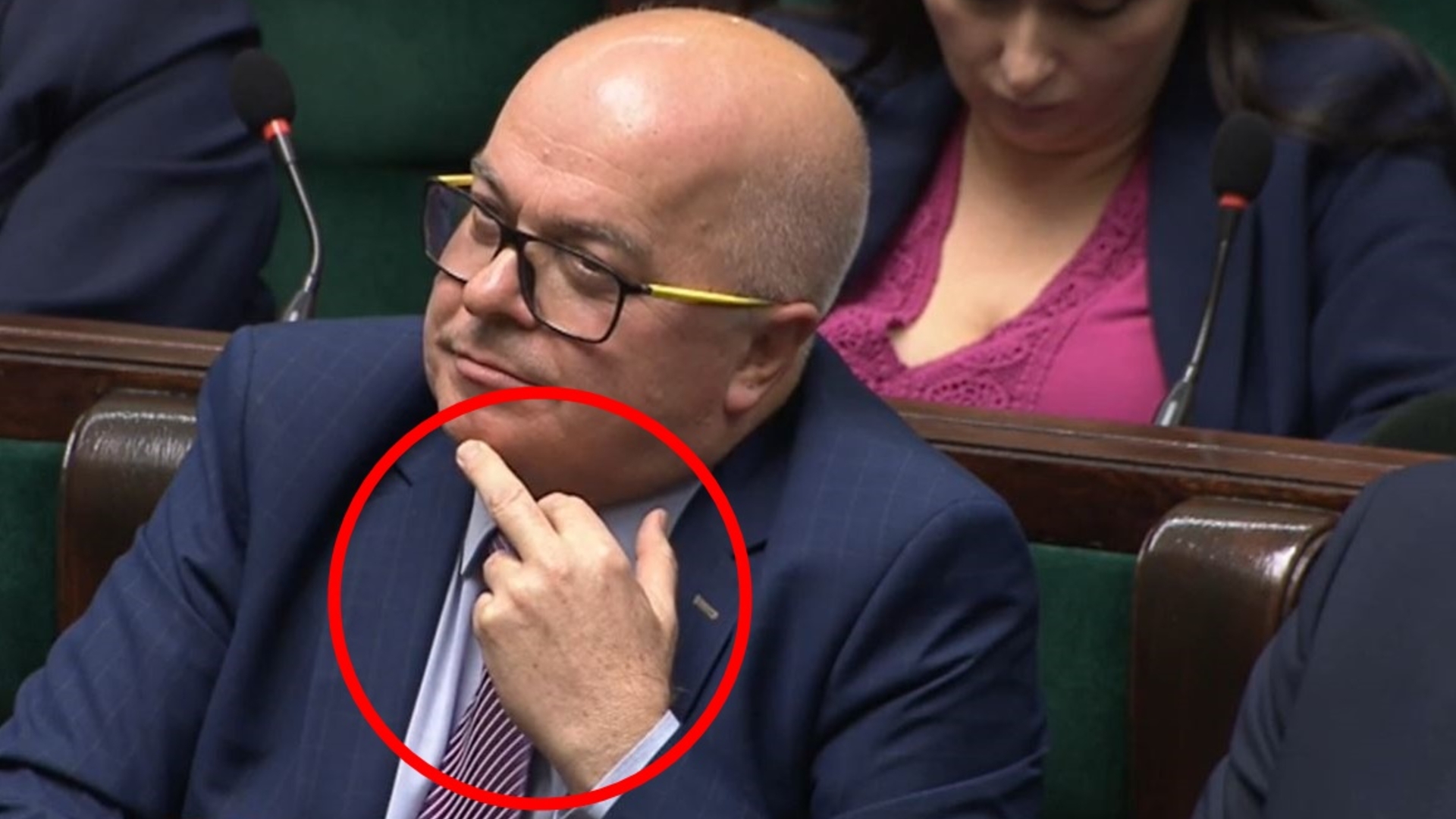 Burza wokół środkowego palca, Zimoch podejmuje kroki. "Smutne ...