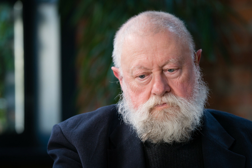 Prof. Jerzy Bralczyk miał wypadek. Słynny językoznawca trafił do ...