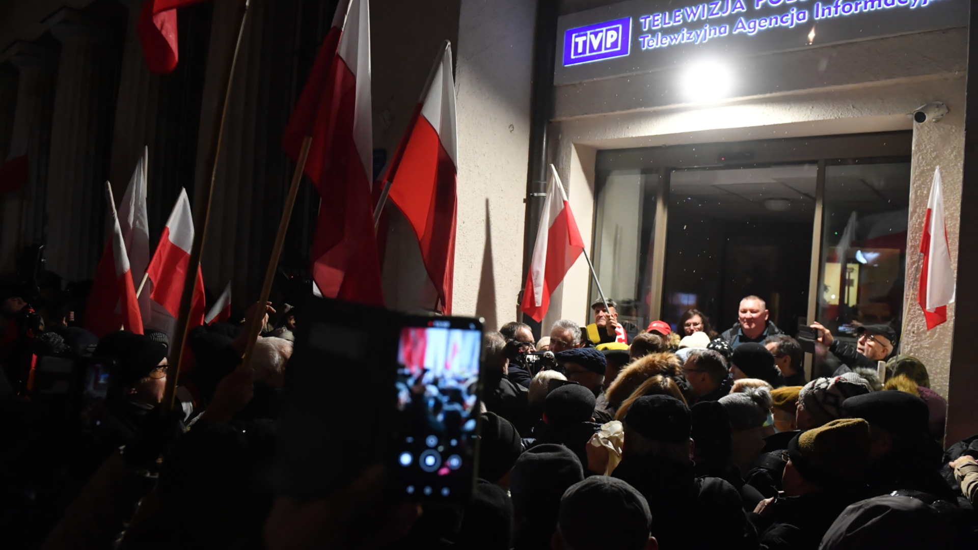 Protest pod TVP "w obronie wolnych mediów". "Postkomuna wróciła do ...