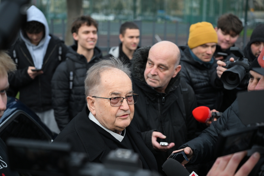 Tadeusz Rydzyk stawił się w prokuraturze. Sceny przed wejściem do ...
