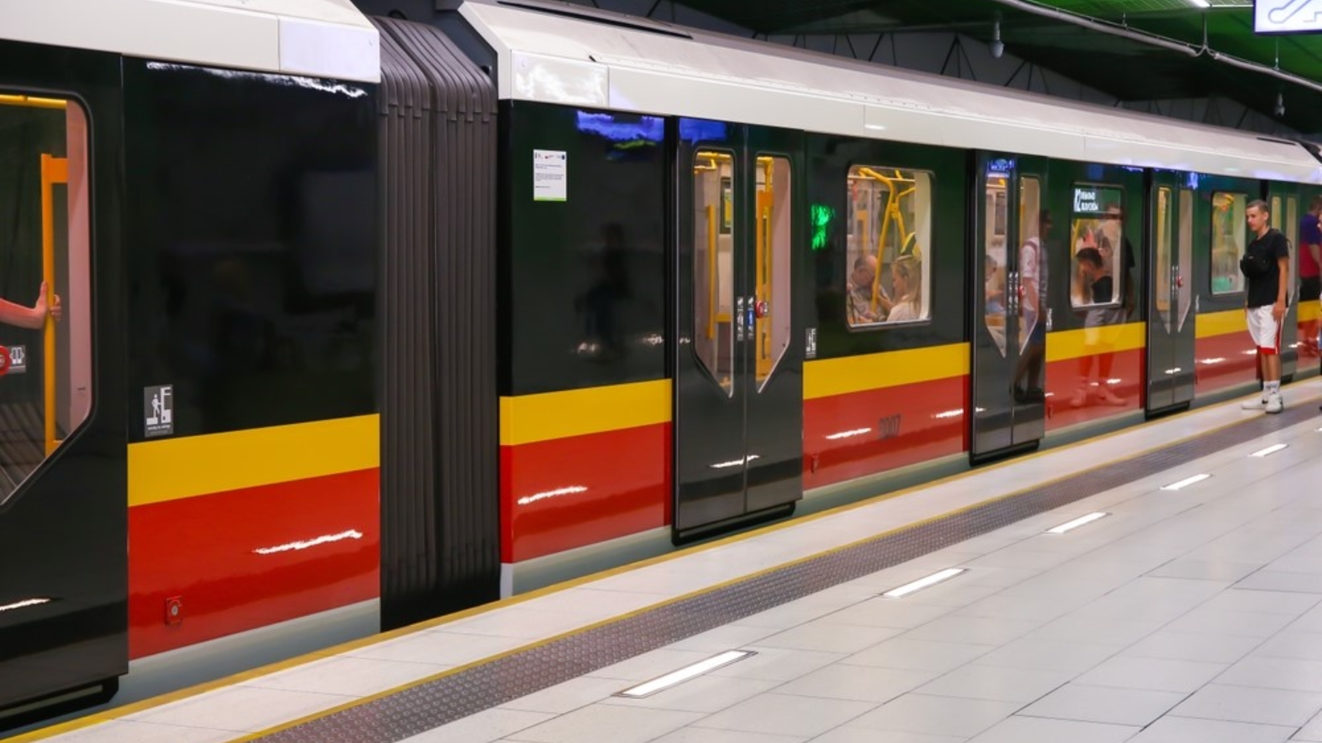 Metro Warszawskie szuka maszynistów. Można zarobić do 14 tys. zł ...