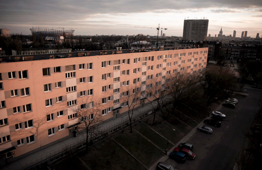 To najdłuższy blok w Warszawie. Miał ukryć to, czego nie chciano ...