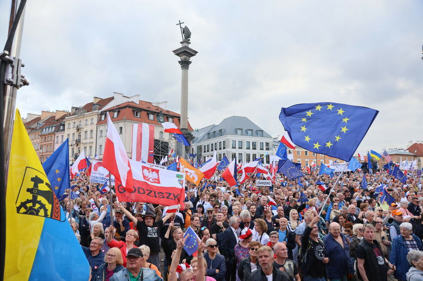 Zapytali Polaków o polexit i wprowadzenie euro. Wyniki są jednoznaczne ...