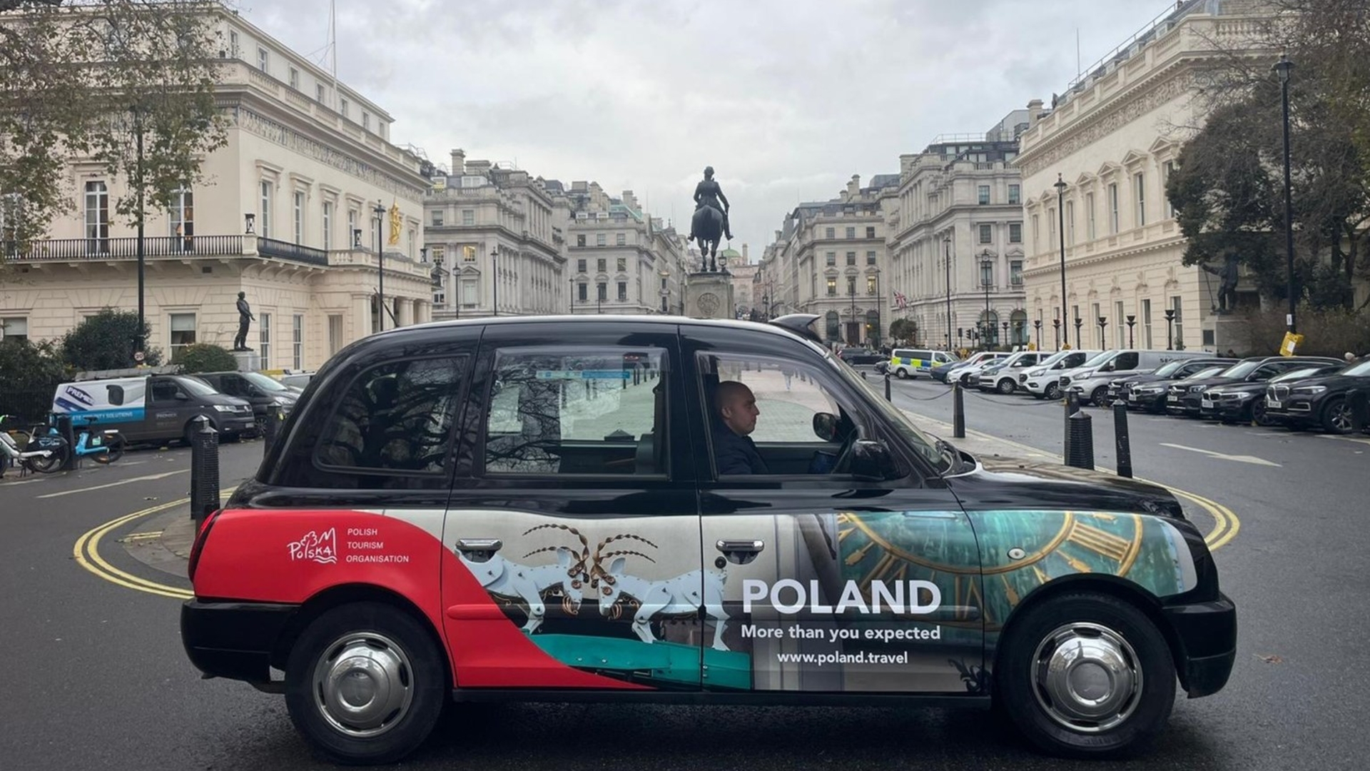 Poznańskie koziołki na taksówkach w Londynie. Mają konkretne zadanie ...
