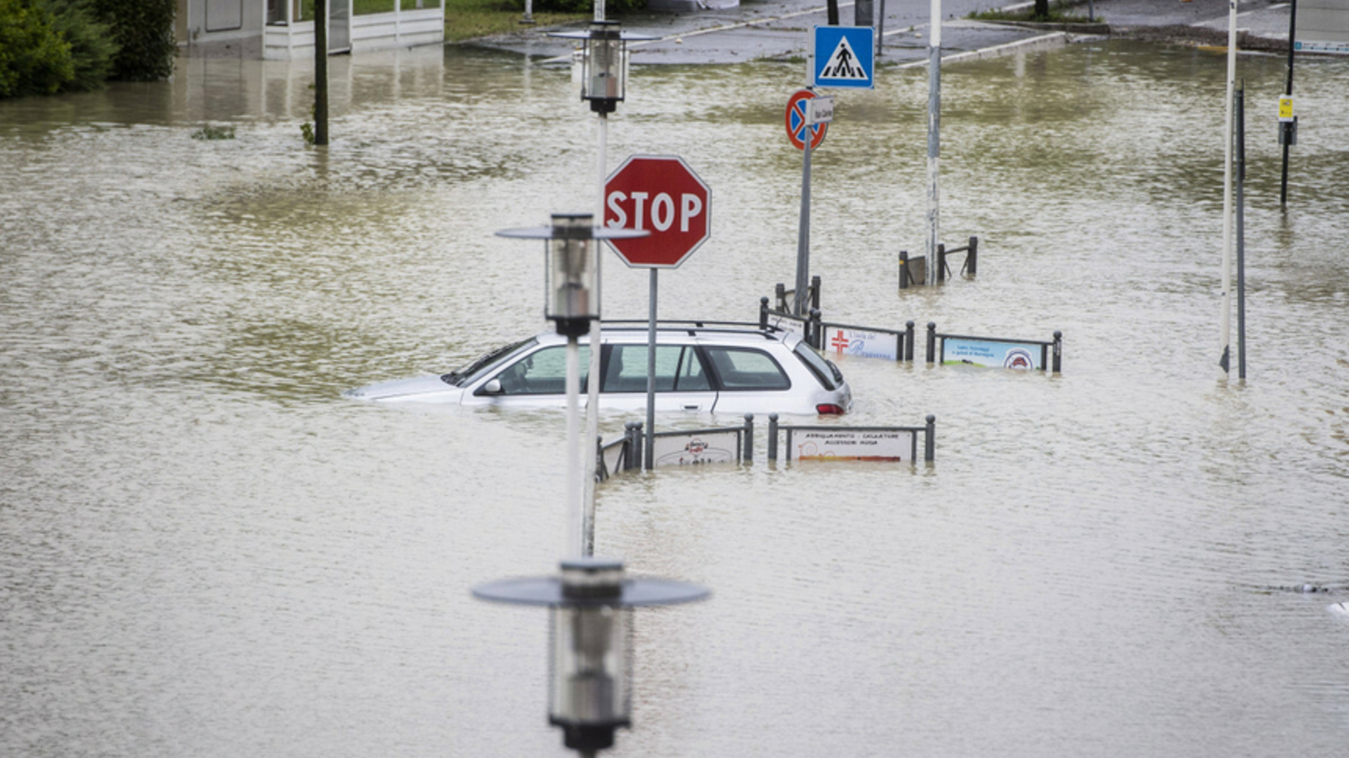 Pogodowa apokalipsa. Woda sięgała pierwszych pięter. Ludzie uciekali w ...