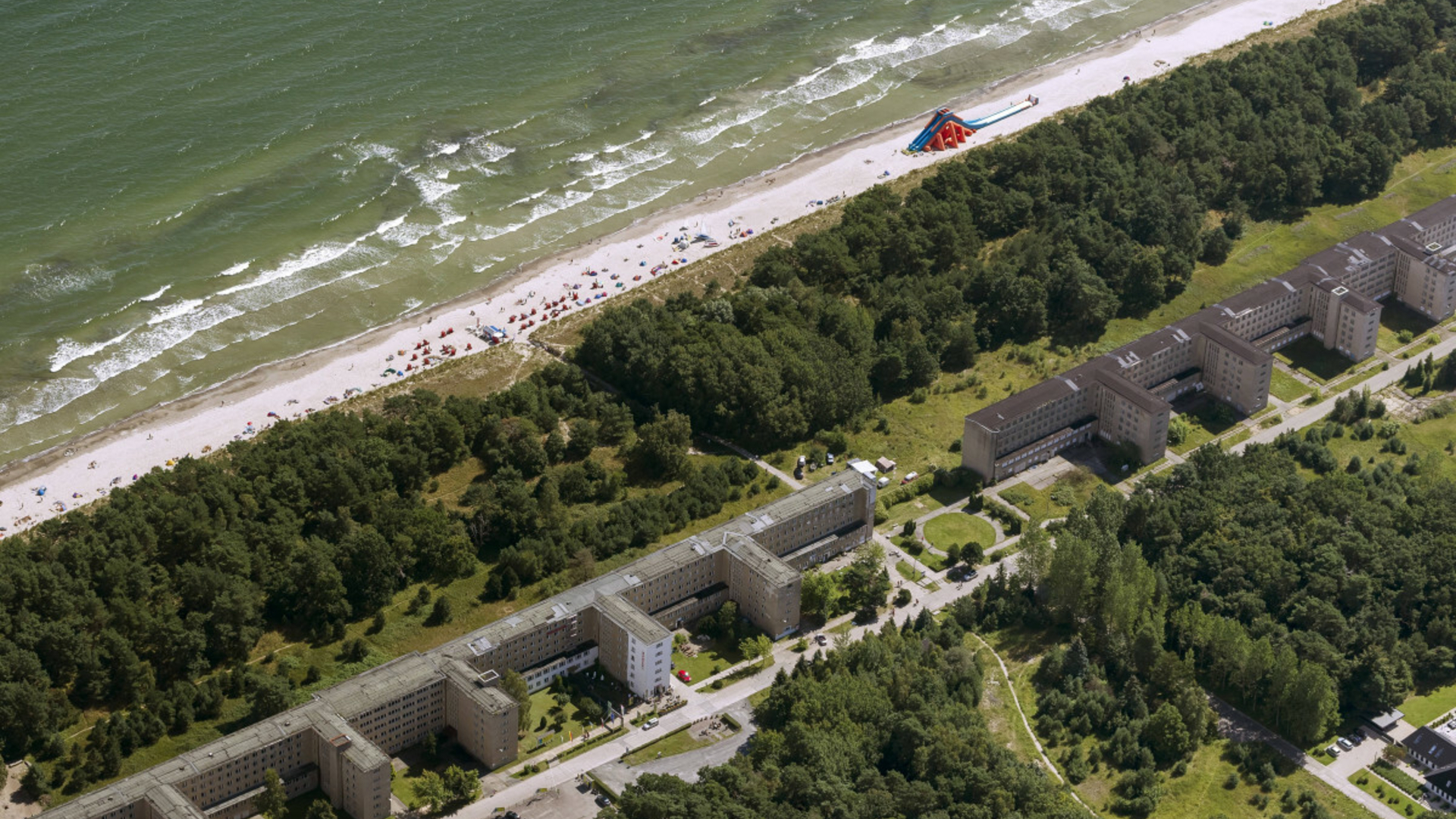 Ten ośrodek nad Bałtykiem miał być rajem dla Niemców. Dzisiaj to ruina ...