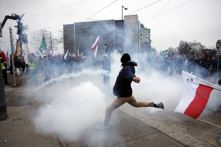 Zadyma przed PE, zatrzymano rolników z Polski. Policja użyła armatki ...