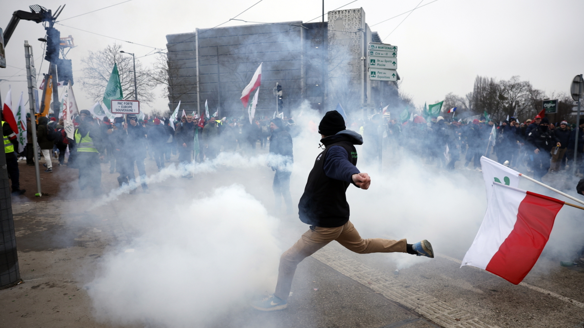 Zadyma przed PE, zatrzymano rolników z Polski. Policja użyła armatki ...