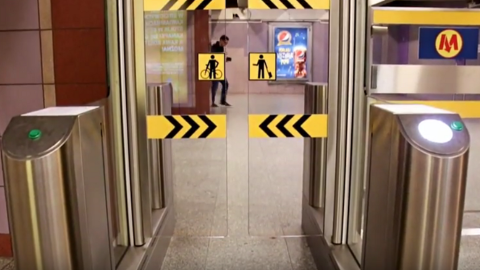 Metro w Warszawie. Nowe bramki z czytnikiem QR - Wiadomości Radio ZET