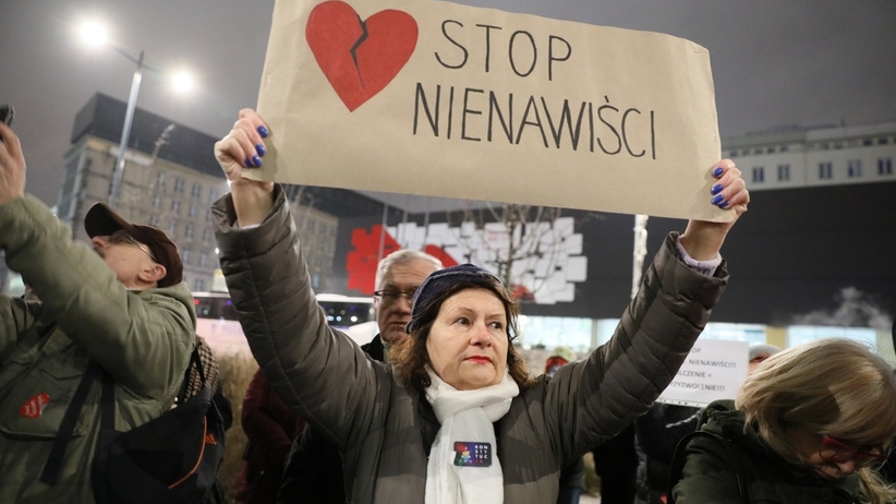 Warszawa: protest przed siedzibą TVP po poniedziałkowym wydaniu ...