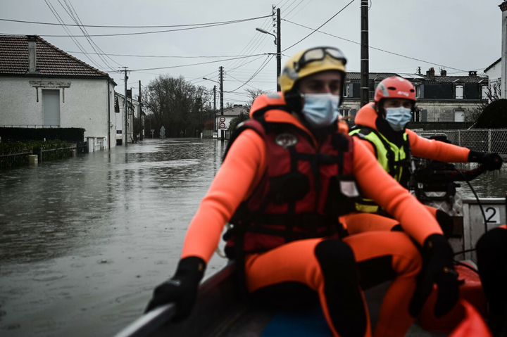 Francja. Powodzie w wielu miejscach w kraju. Sekwana wystąpiła z ...