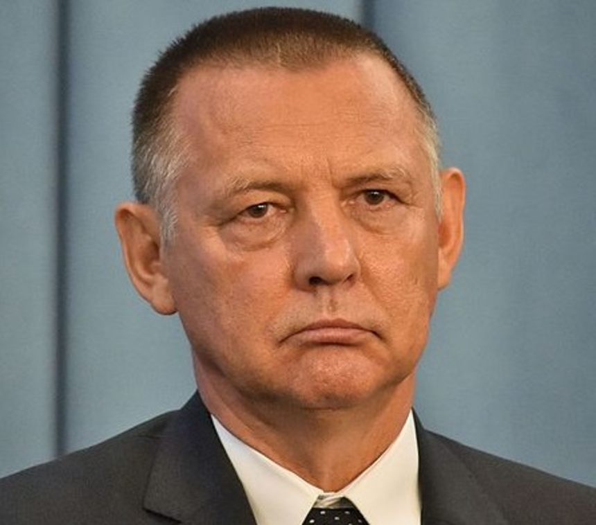 Marian Banaś opuszcza mieszkanie. Szef NIK korzystał z lokalu skarbówki ...