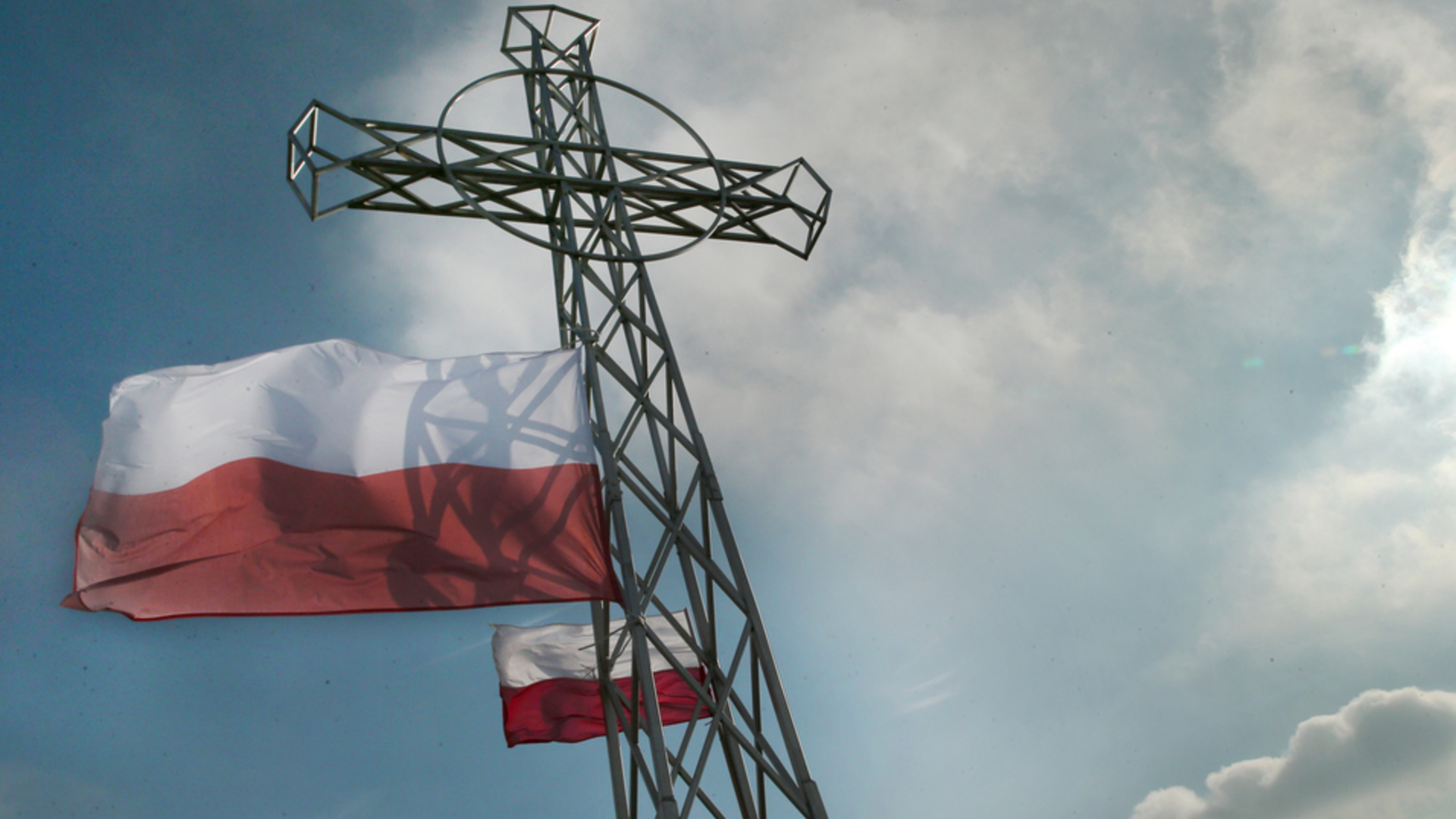 Nowe barwy flagi Polski. Karmazyn zastąpi czerwień? - Wiadomości Radio ZET