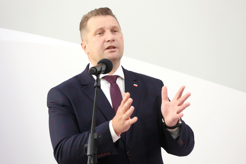"Permanentna nauka zdalna". Czarnek broni swojego pomysłu zmian ...