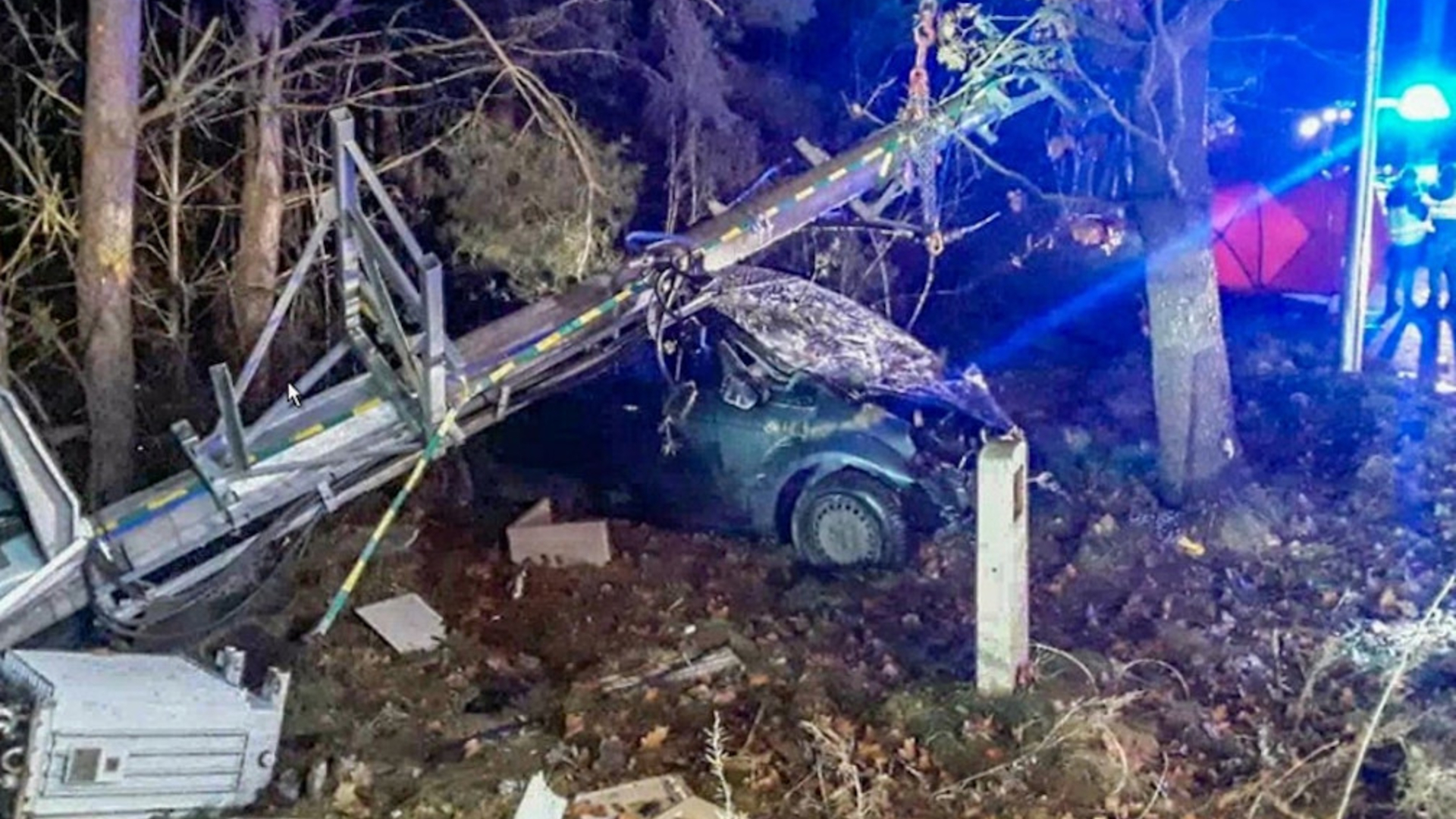 Strobów. Wypadek na drodze, słup zawalił się na auto. Nie żyje ...