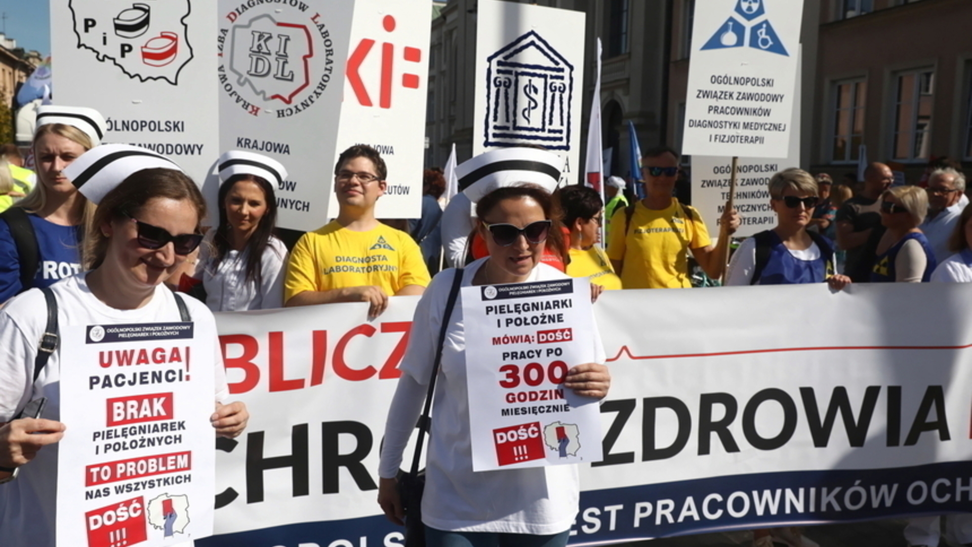 Warszawa. Protest medyków. Marsz i białe miasteczko pod Kancelarią ...