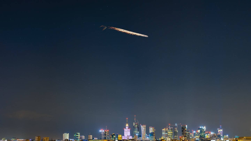 Łuna ognia nad Warszawą. Wingsuiterzy z Red Bull Skydive Team ...