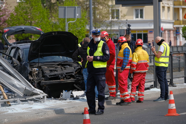 Wypadek na Grochowskiej. „Skosił” przystanek, biletomat i barierki ...