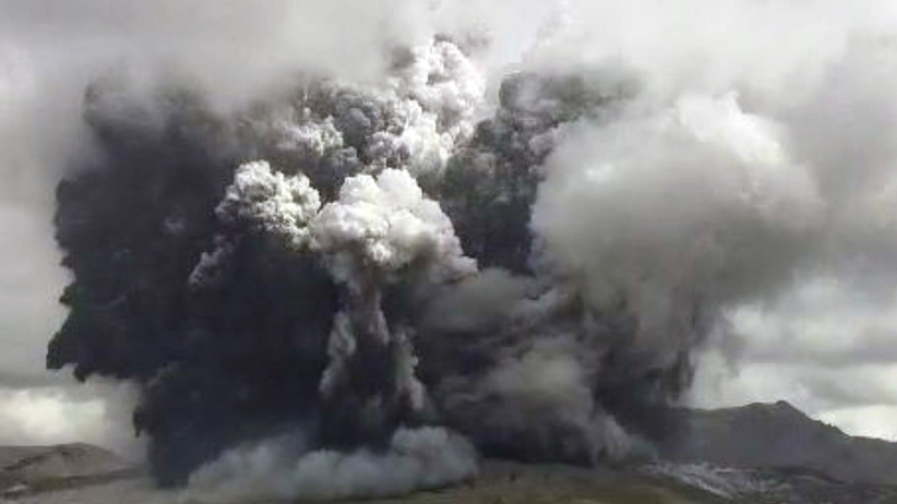 Japonia. Erupcja Aso, jednego z największych masywów wulkanicznych ...