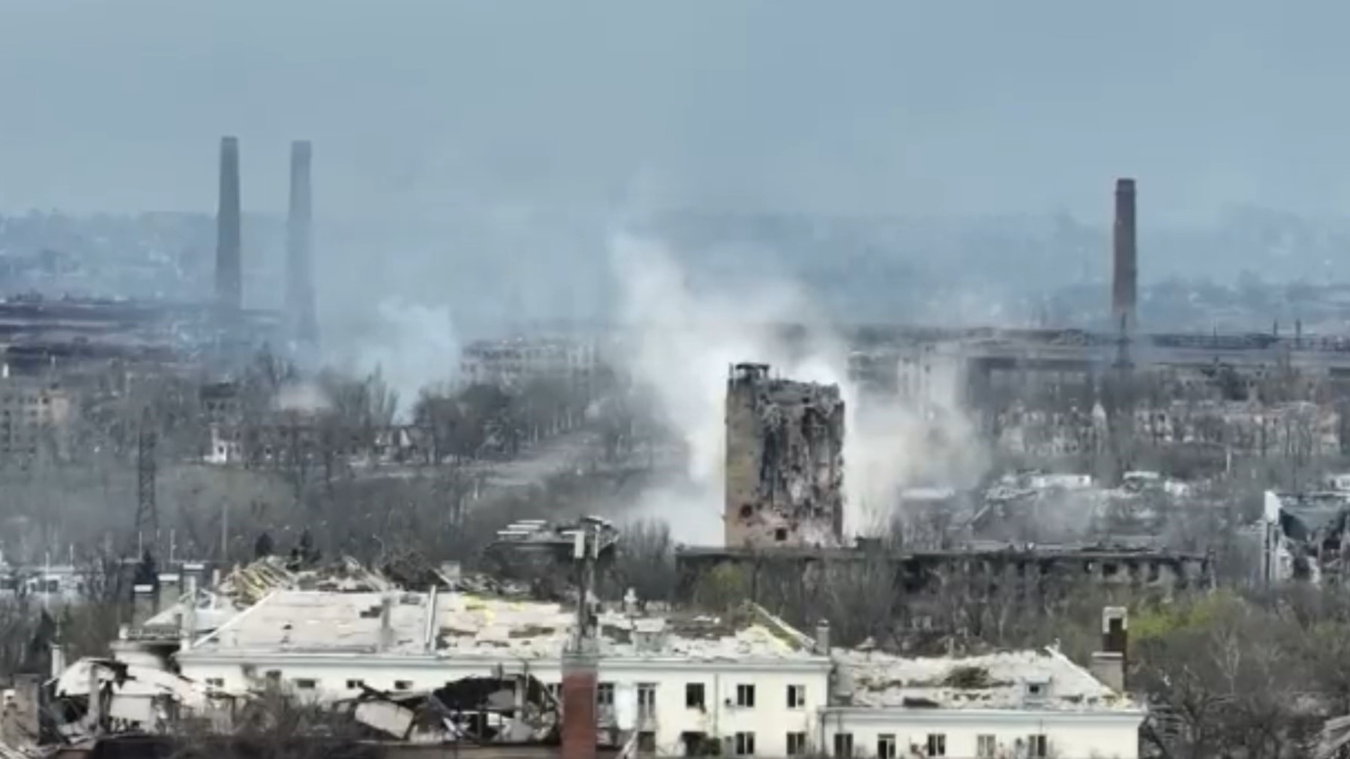 Rosjanie rozpoczęli szturm na Azowstal. Zrzucają bomby na setki cywilów ...