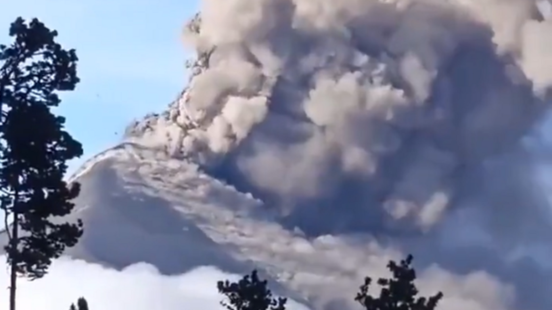 Wulkan Fuego. Gwałtowna erupcja olbrzyma. Ewakuacja, zagrożonych ponad ...